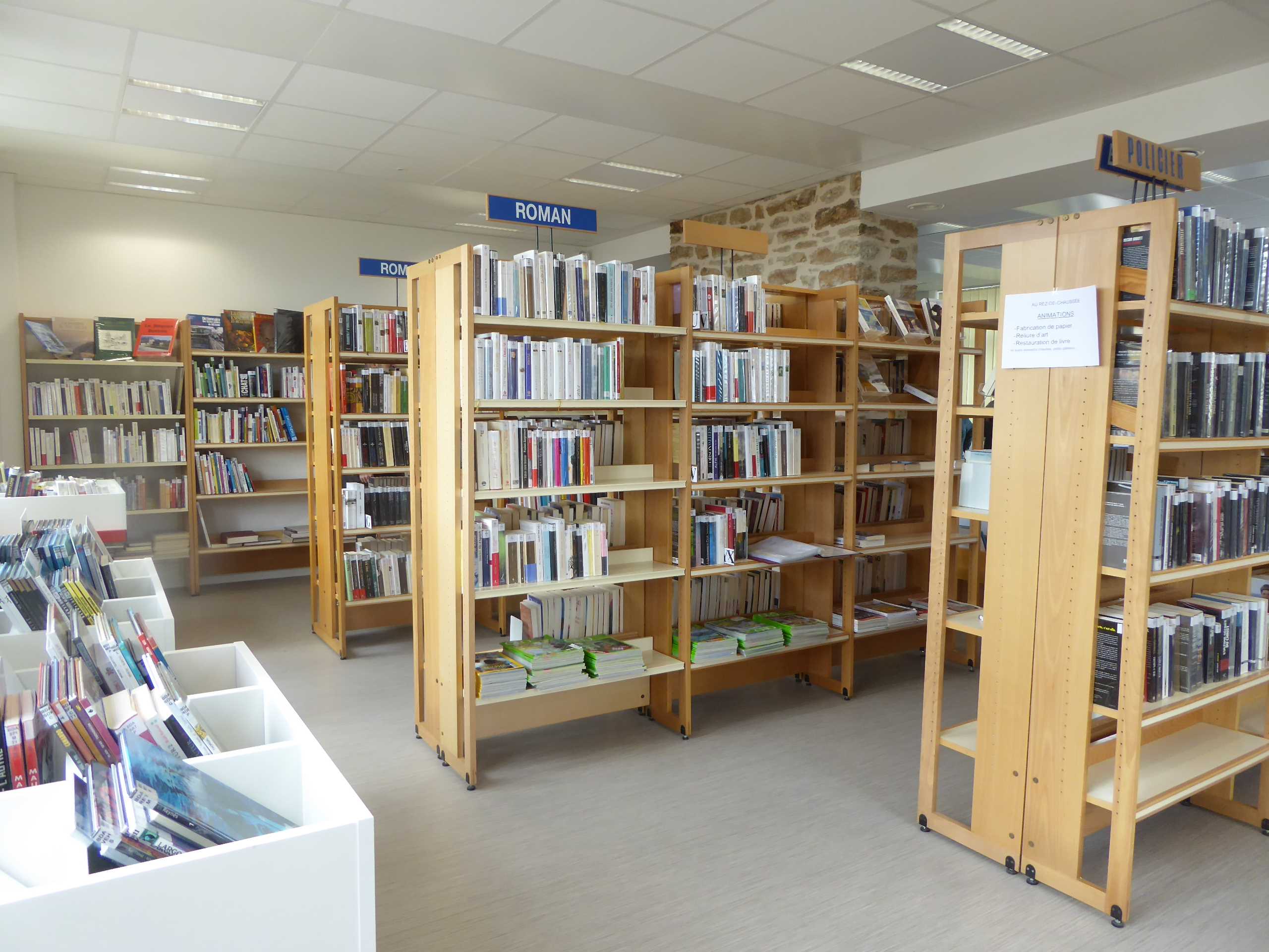 La bibliothèque communale - Plomodiern (29)